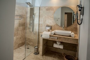 Quarto Duplo Superior, terraço (Simone) | Casa de banho | Artigos de higiene pessoal grátis, um secador de cabelo, roupões 