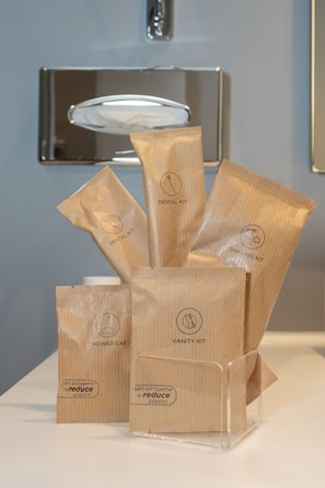 Suíte júnior, 1 cama King | Banheiro | Produtos de toalete biodegradáveis, secador de cabelo, chinelos