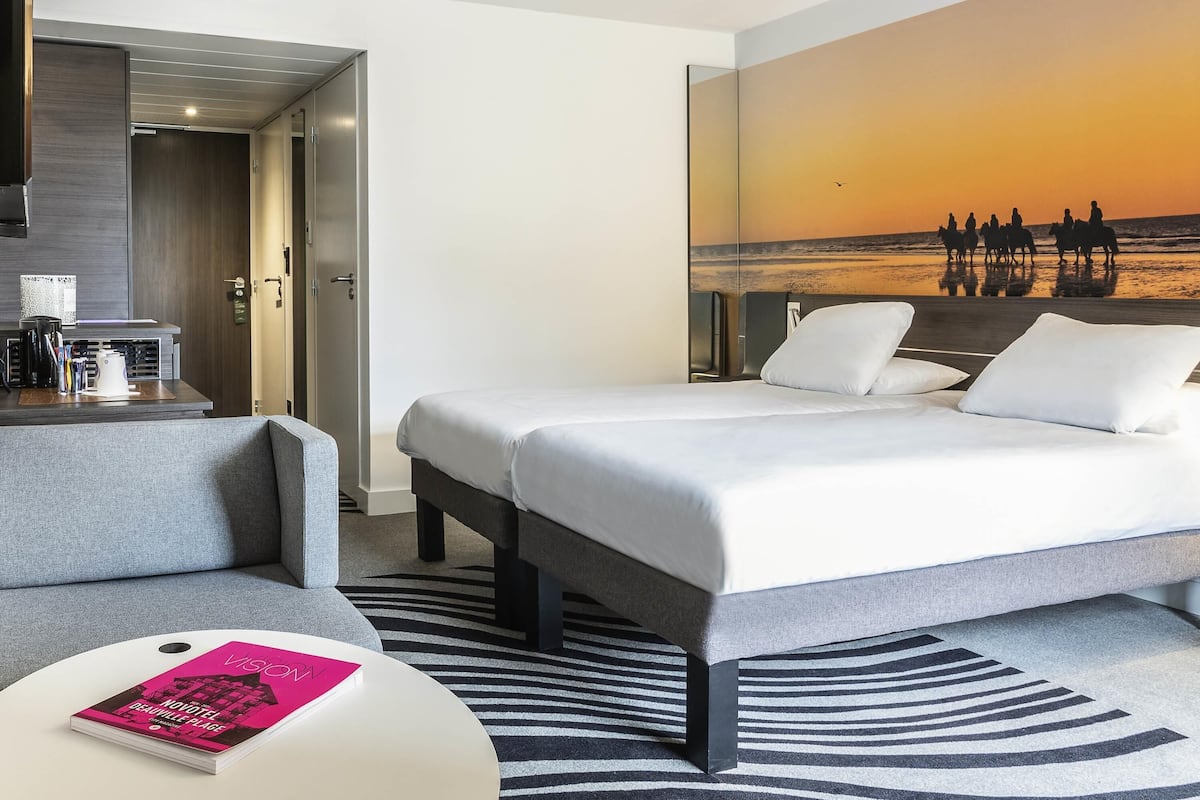 Quarto clássico, 2 camas de solteiro | Roupas de cama antialérgicas, frigobar, escrivaninha