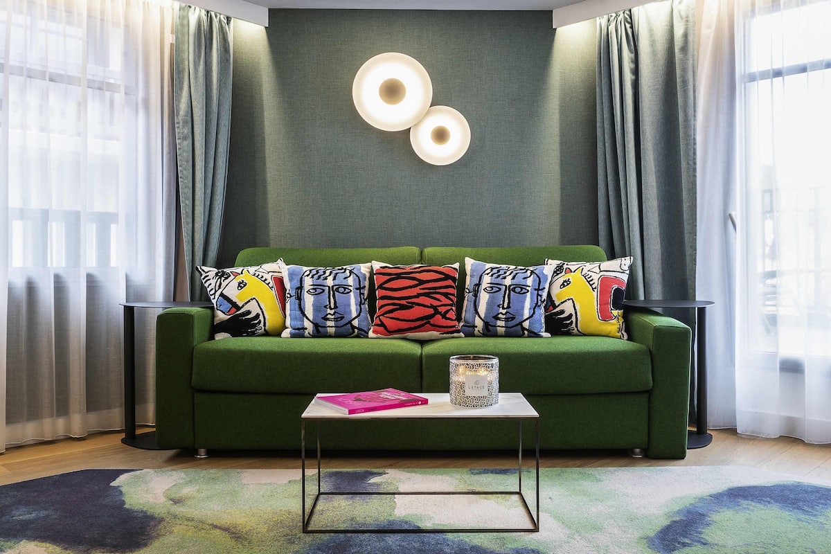 Suíte júnior, 1 cama King | Roupas de cama antialérgicas, frigobar, escrivaninha