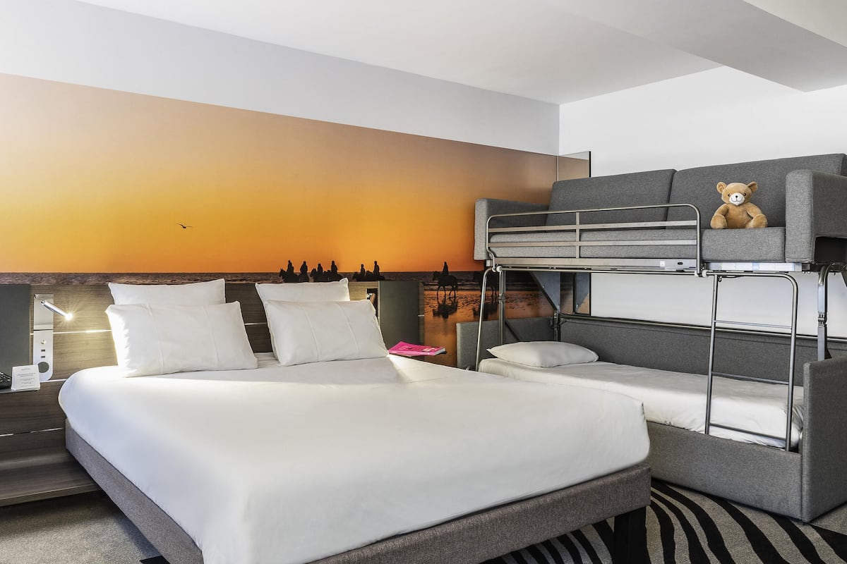 Quarto casal clássico, várias camas | Roupas de cama antialérgicas, frigobar, escrivaninha