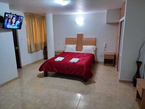 Quarto casal, 1 cama Queen, banheira | Wi-Fi de cortesia, roupa de cama