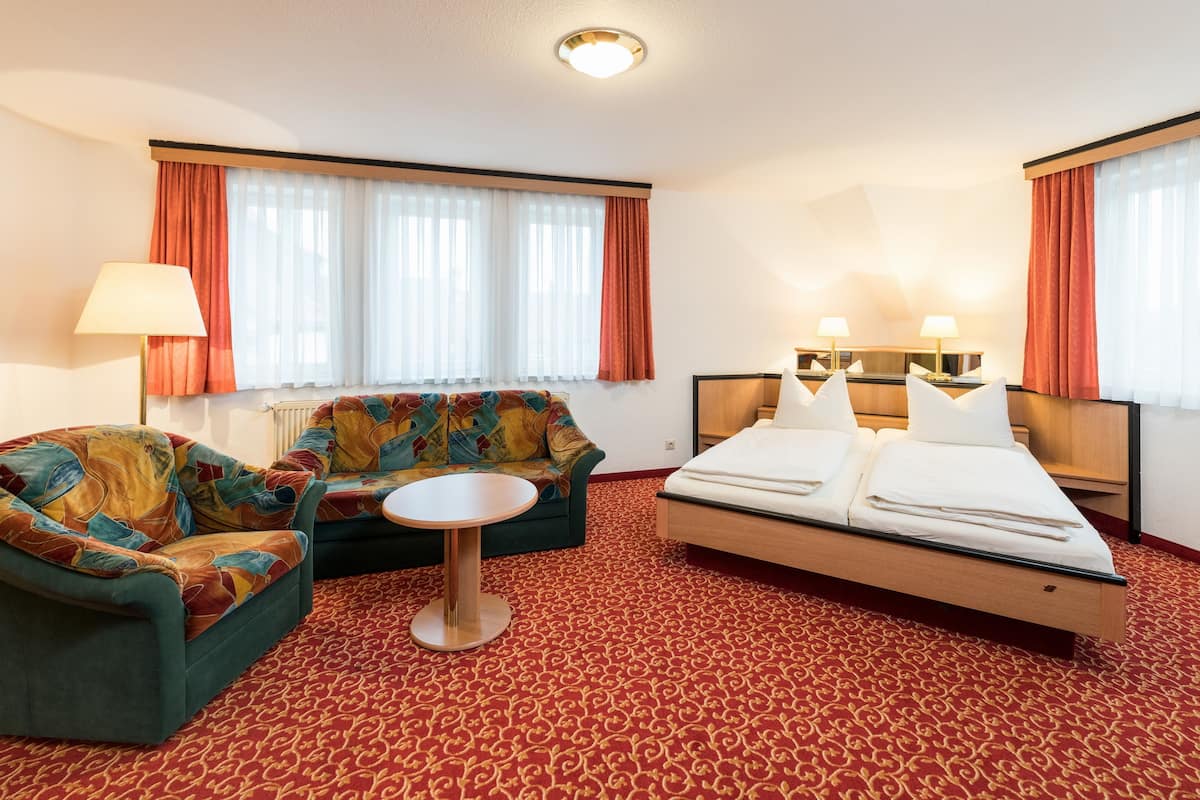 Quarto casal conforto | Roupas de cama antialérgicas, cofres nos quartos, escrivaninha