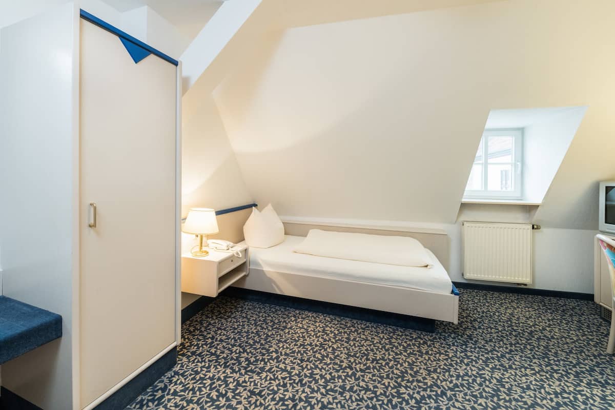 Quarto solteiro econômico | Roupas de cama antialérgicas, cofres nos quartos, escrivaninha