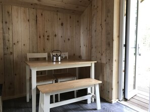 Cabana (Birch - shared shower access) | Opções para refeição no quarto