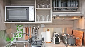Apartamento, vista para o jardim | Kitchenette privada | Um frigorífico, uma placa de cozinha, uma máquina de café expresso 