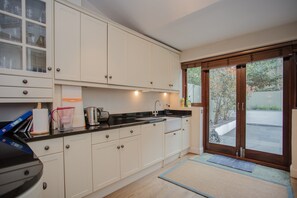 Um frigorífico, um micro-ondas, um forno, uma máquina de lavar louça