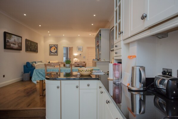 Um frigorífico, um micro-ondas, um forno, uma máquina de lavar louça