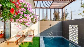 Piscina exterior, espreguiçadeiras