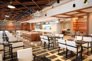 2 restaurantes, com serviço de almoço e jantar; culinária regional