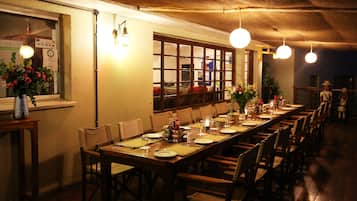 Pequenos-almoços servidos, cozinha local e internacional