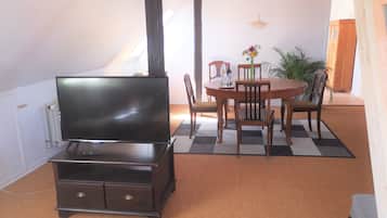 Apartamento, várias camas | Sala de estar | TV de ecrã plano