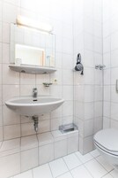 Quarto solteiro standard, 1 quarto | Banheiro | Toalhas de banho 