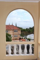 Quarto Familiar, 2 camas de casal, casa de banho privativa, vista para o mar | Terraço/pátio interior