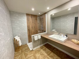 Quarto Duplo Design | Casa de banho | Artigos de higiene pessoal grátis, um secador de cabelo 