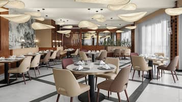 2 restaurantes: opção de café da manhã, almoço e jantar