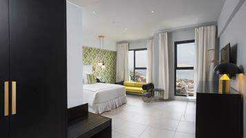 Cofres nos quartos, escrivaninha, cortinas blackout