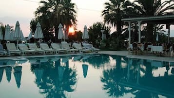 Piscina interior, piscina exterior, guarda-sóis, espreguiçadeiras