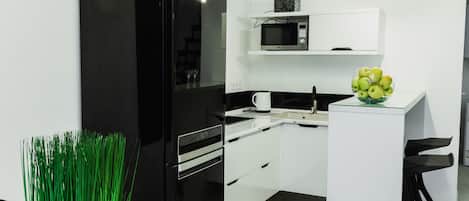 Villa Deluxe | Cozinha privada | Um frigorífico/congelador grande, um micro-ondas, um forno