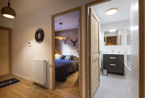Apartamento, 1 quarto | Cortinas/cortinados opacos, ferro/tábua de engomar 