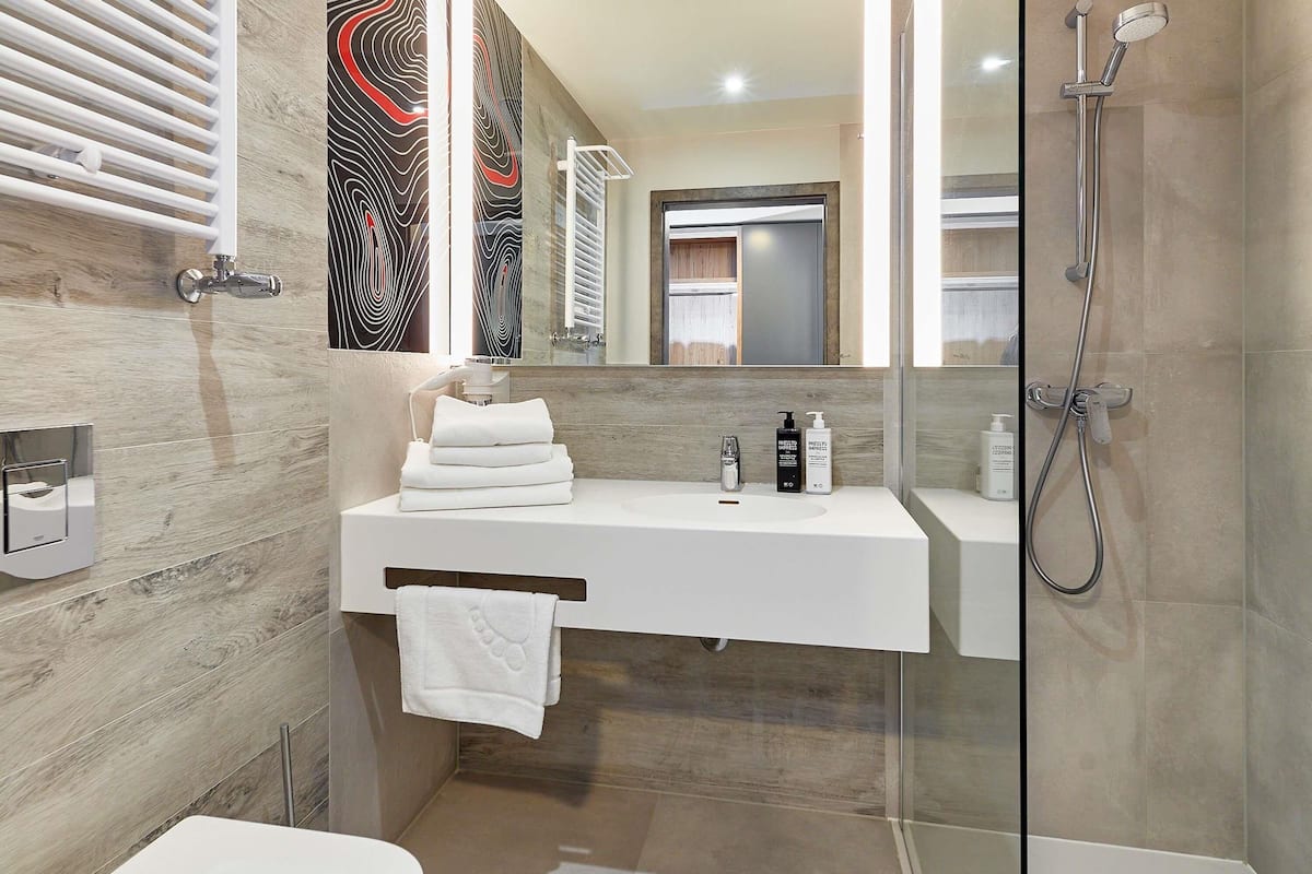 Quarto, 1 cama de solteiro | Roupas de cama antialérgicas, escrivaninha, cortinas blackout