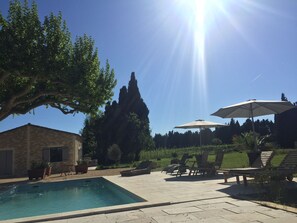 Piscina externa sazonal, guarda-sóis, espreguiçadeiras