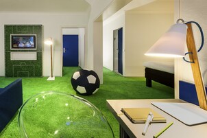 Quarto Quádruplo Design (großes Familienzimmer) | Roupa hipoalergénica, secretária, cortinas/cortinados opacos 