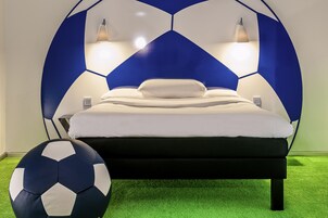 Quarto Quádruplo Design (großes Familienzimmer) | Roupa hipoalergénica, secretária, cortinas/cortinados opacos 