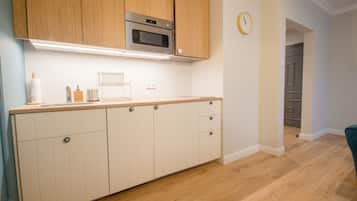 Apartamento luxo | Cozinha americana privada | Geladeira, micro-ondas, cooktop, lava-louças