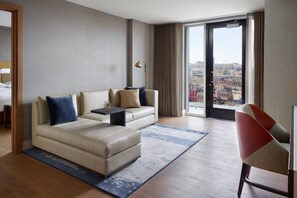 Roupas de cama antialérgicas, cofres nos quartos, escrivaninha