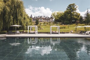 Piscina interior, piscina exterior, espreguiçadeiras 