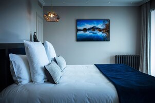 Suite, vista para o lago, mezanino | Minibar, cofre no quarto, com decoração personalizada 