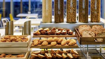 Pequeno-almoço tipo buffet diário mediante uma taxa