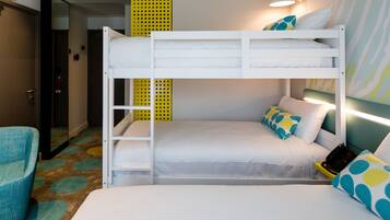 Quarto Familiar | Minibar, cofre no quarto, secretária, cortinas/cortinados opacos