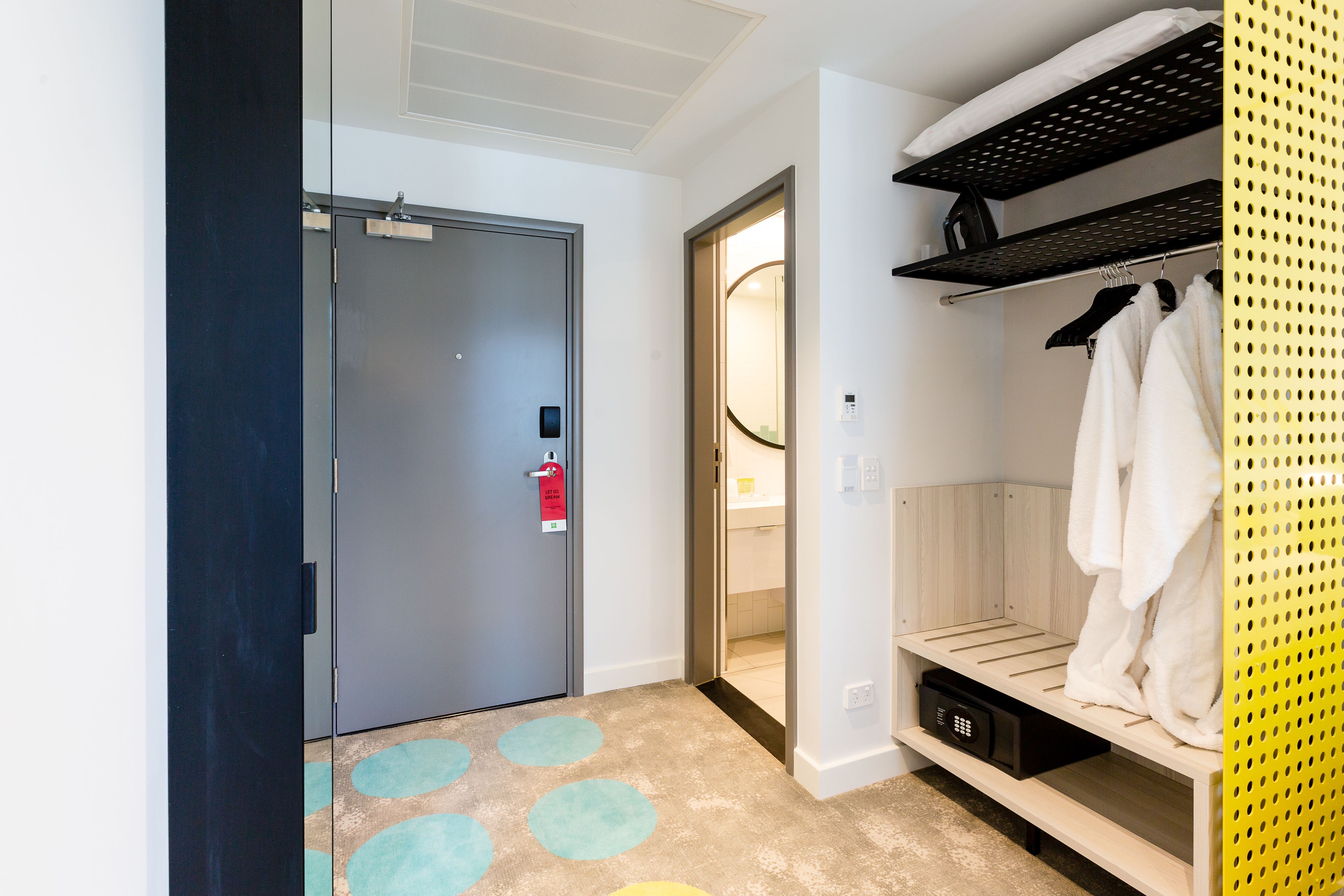 Minibar, cofre no quarto, secretária, cortinas/cortinados opacos 