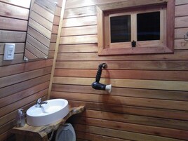 Cabana romântica, vista para o jardim | Banheiro | Chuveiro, secador de cabelo, toalhas de banho, sabonete