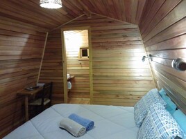 Cabana romântica, vista para o jardim | Roupas de cama premium, camas com colchões pillow-top, escrivaninha