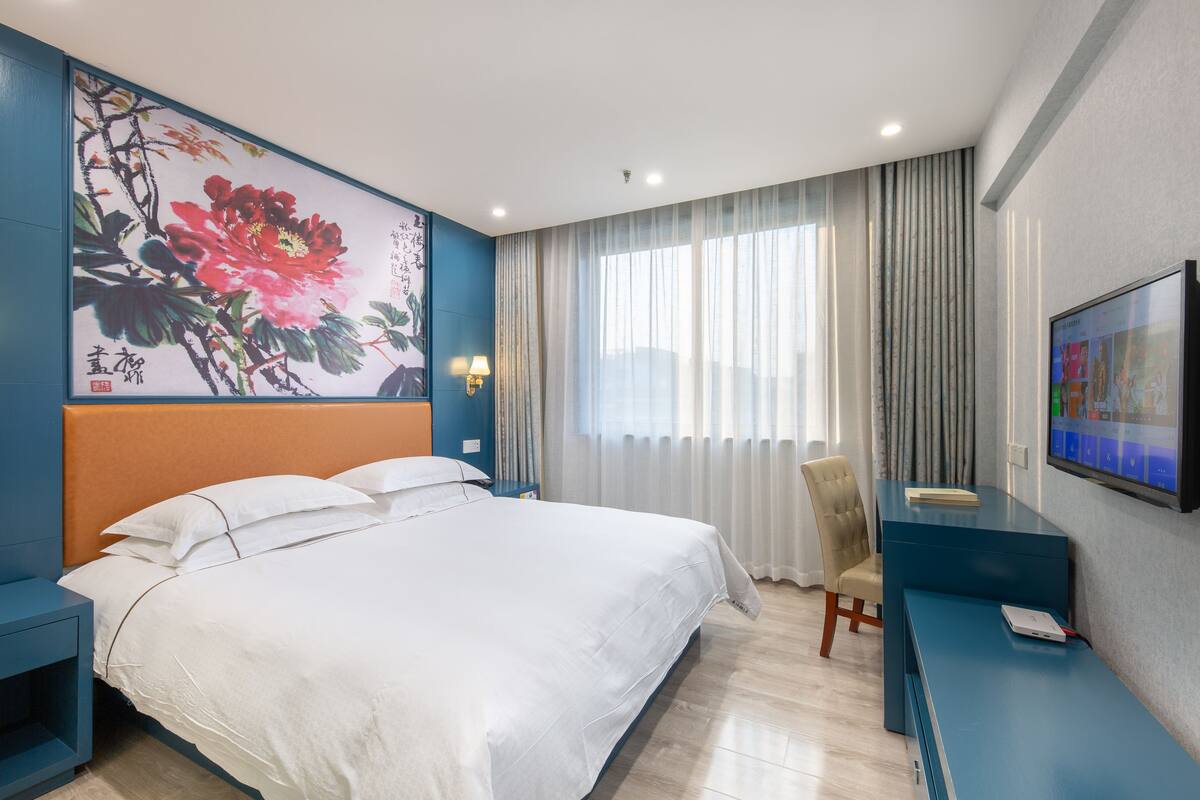 Quarto Duplo Económico | Minibar, cofre no quarto, secretária, cortinas/cortinados opacos
