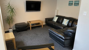 Apartamento Básico | Sala de estar | TV de ecrã plano