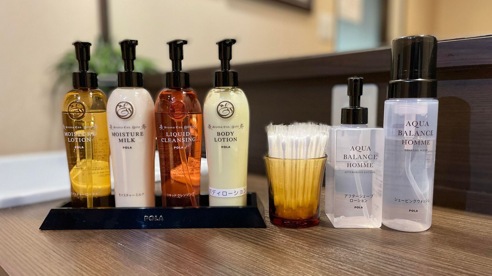 Vários produtos de higiene pessoal sobre uma superfície de madeira.