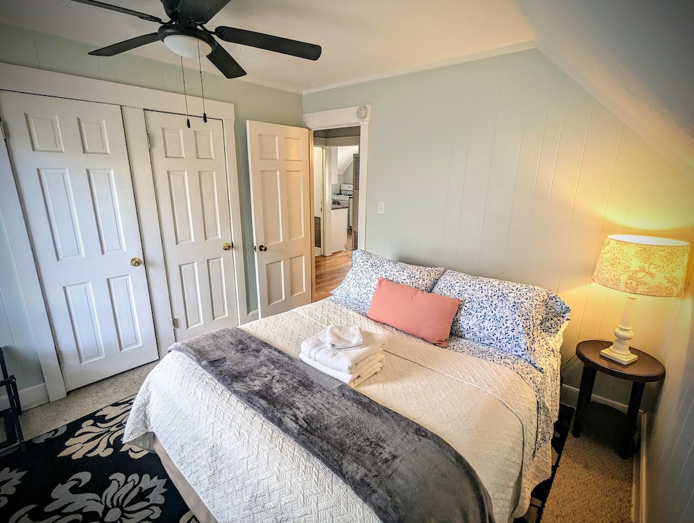 Cottage On Cove - Private Apartment Near Lake Erie & Downtown - Parma, OH