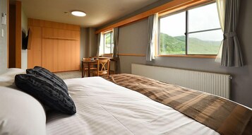 Quarto luxo | Edredons de pluma, escrivaninha, espaço de trabalho para notebook