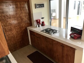 Suite Deluxe, vista para a baía | Cozinha privada | Um frigorífico/congelador grande, um micro-ondas, uma cafeteira/bule