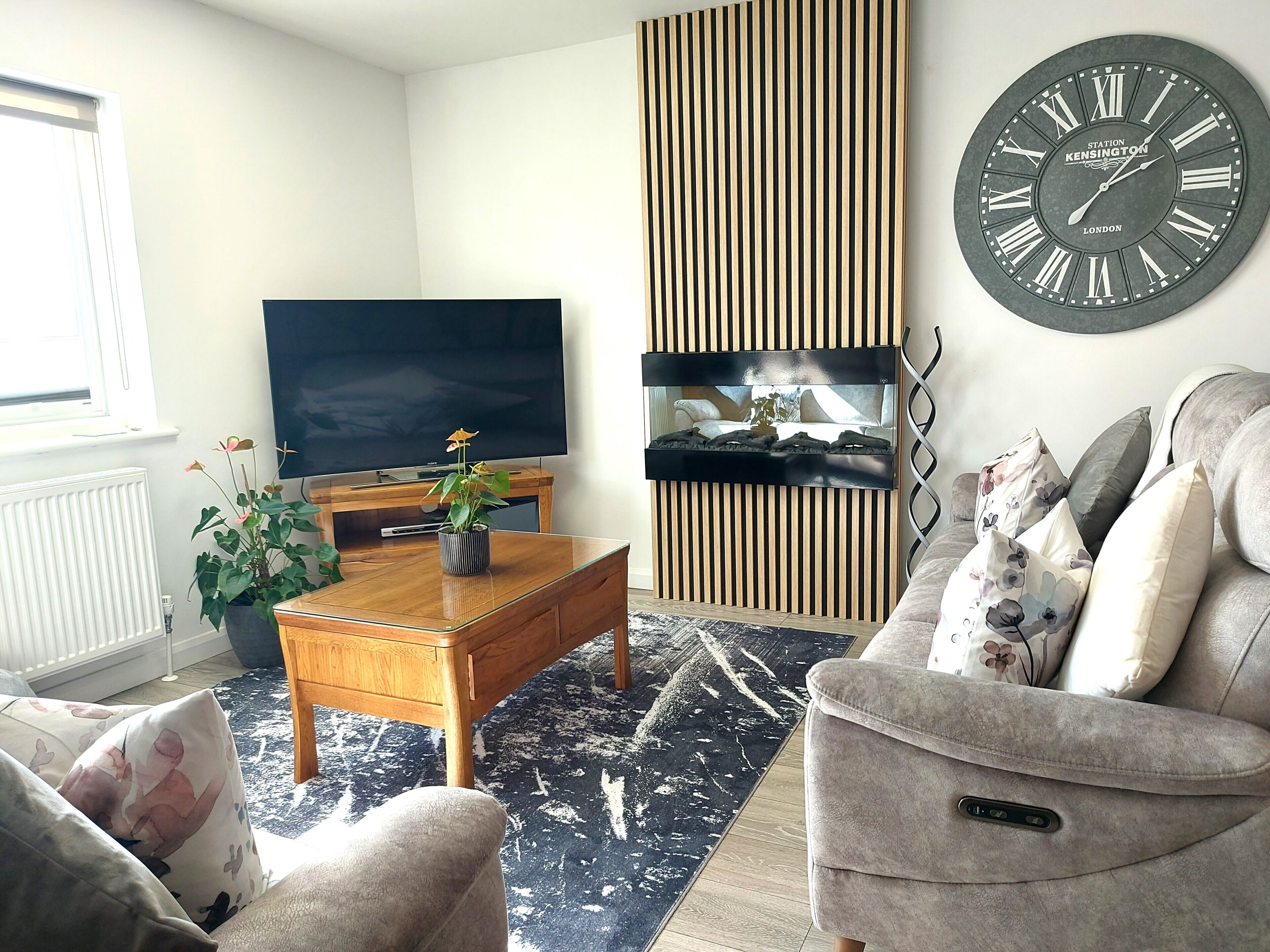 Apartamento Deluxe, 3 quartos, terraço, vista para a colina | Sala de estar | Smart TV de 50 polegadas com canais digitais, lareira 