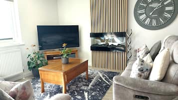Apartamento Deluxe, 3 quartos, terraço, vista para a colina | Sala de estar | Smart TV de 50 polegadas com canais digitais, lareira
