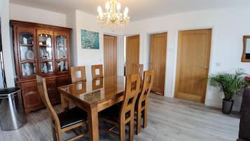 Apartamento Deluxe, 3 quartos, terraço, vista para a colina | Refeições no quarto