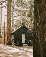 Signature Cabin, 2 Queen Beds, Private Yard (C6) | Quartos insonorizados, Wi-fi grátis, roupa de cama fornecida 