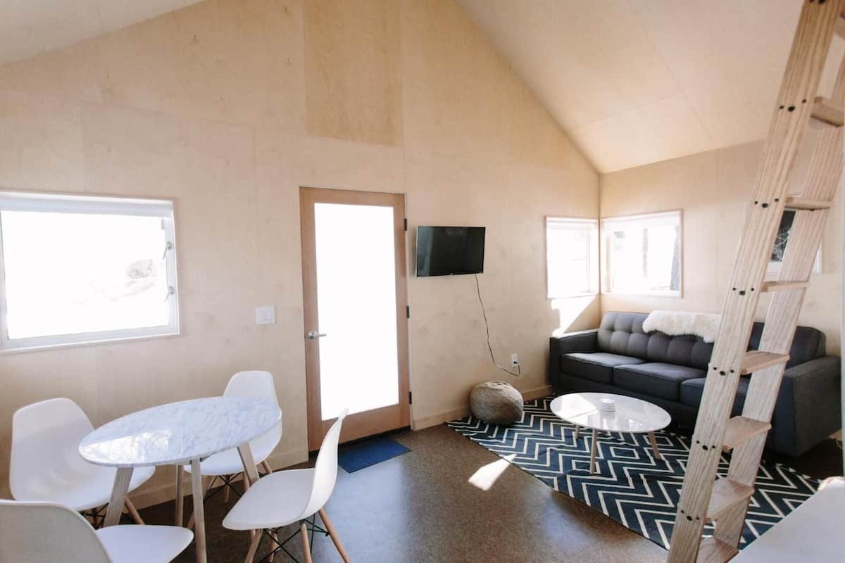 Cabana design, várias camas, vista para o jardim (C2) | Sala de estar | Smart TV 42 polegadas com canais digitais