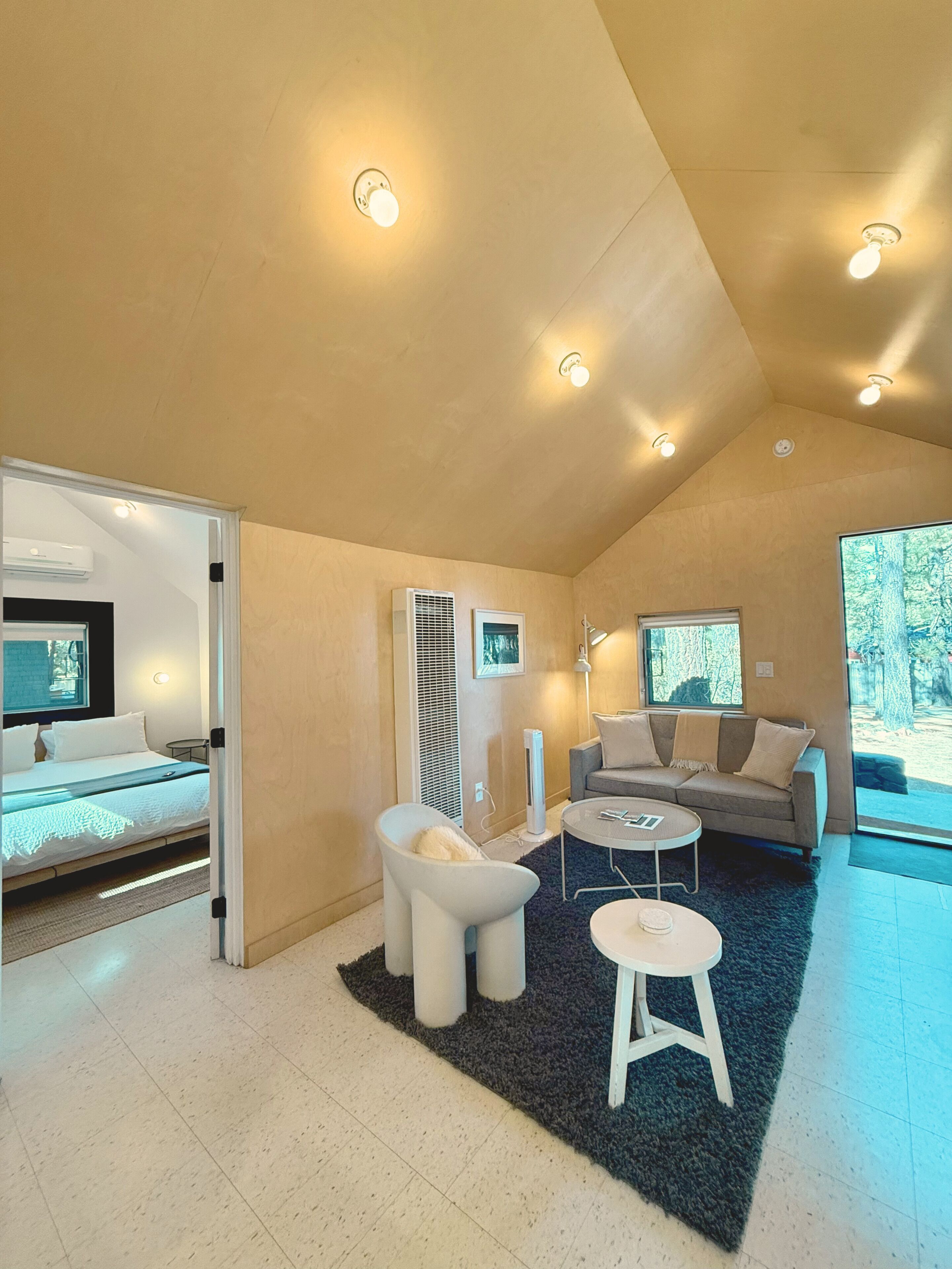 Cabana premier, 1 cama Queen, vista para o jardim (C3) | Área de estar | Smart TV 42 polegadas com canais digitais