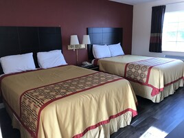 Quarto standard, 2 camas Queen | Escrivaninha, espaço de trabalho para notebook, Wi-Fi de cortesia